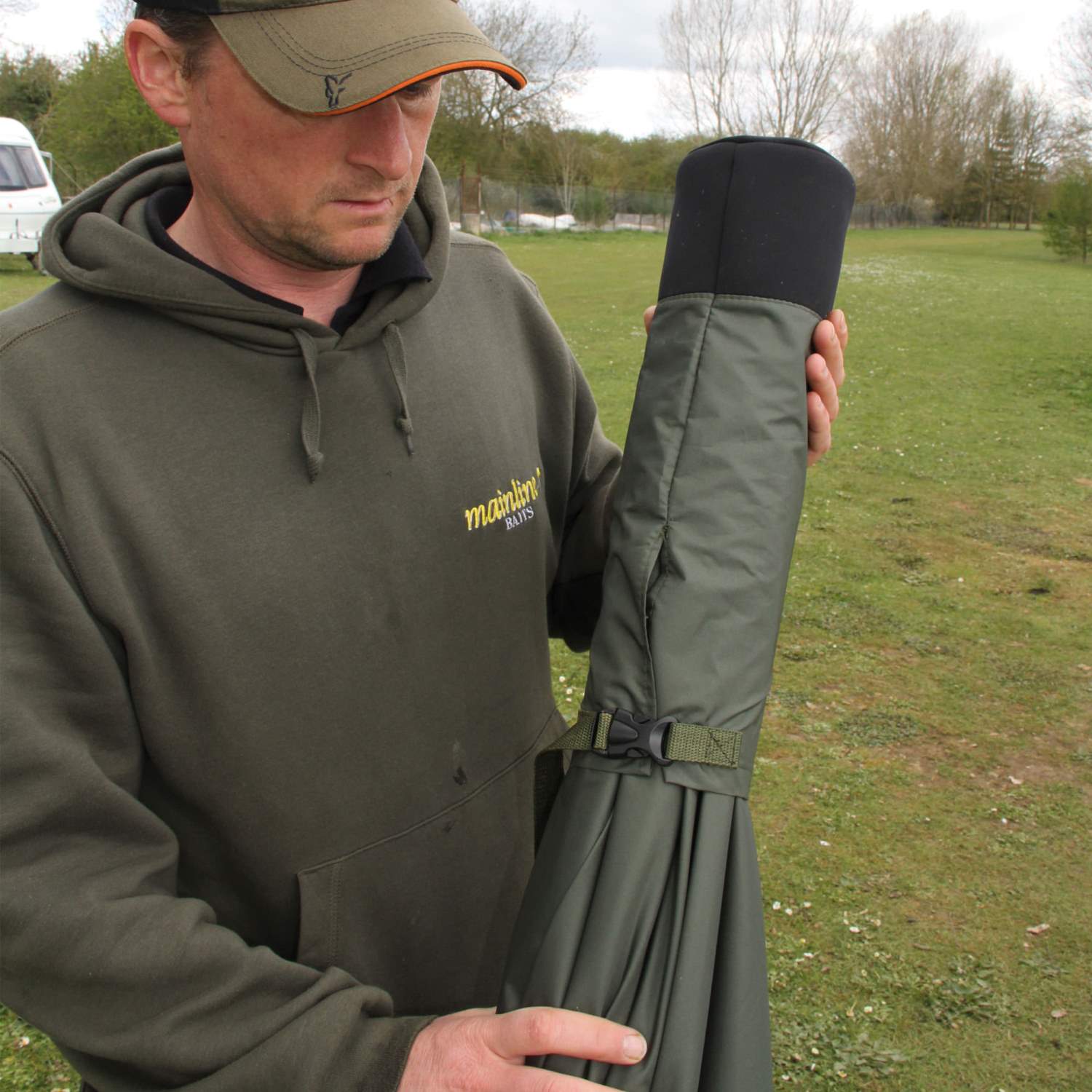 Fox CUM143 Supa Brolly 60" inc Poles & G/S